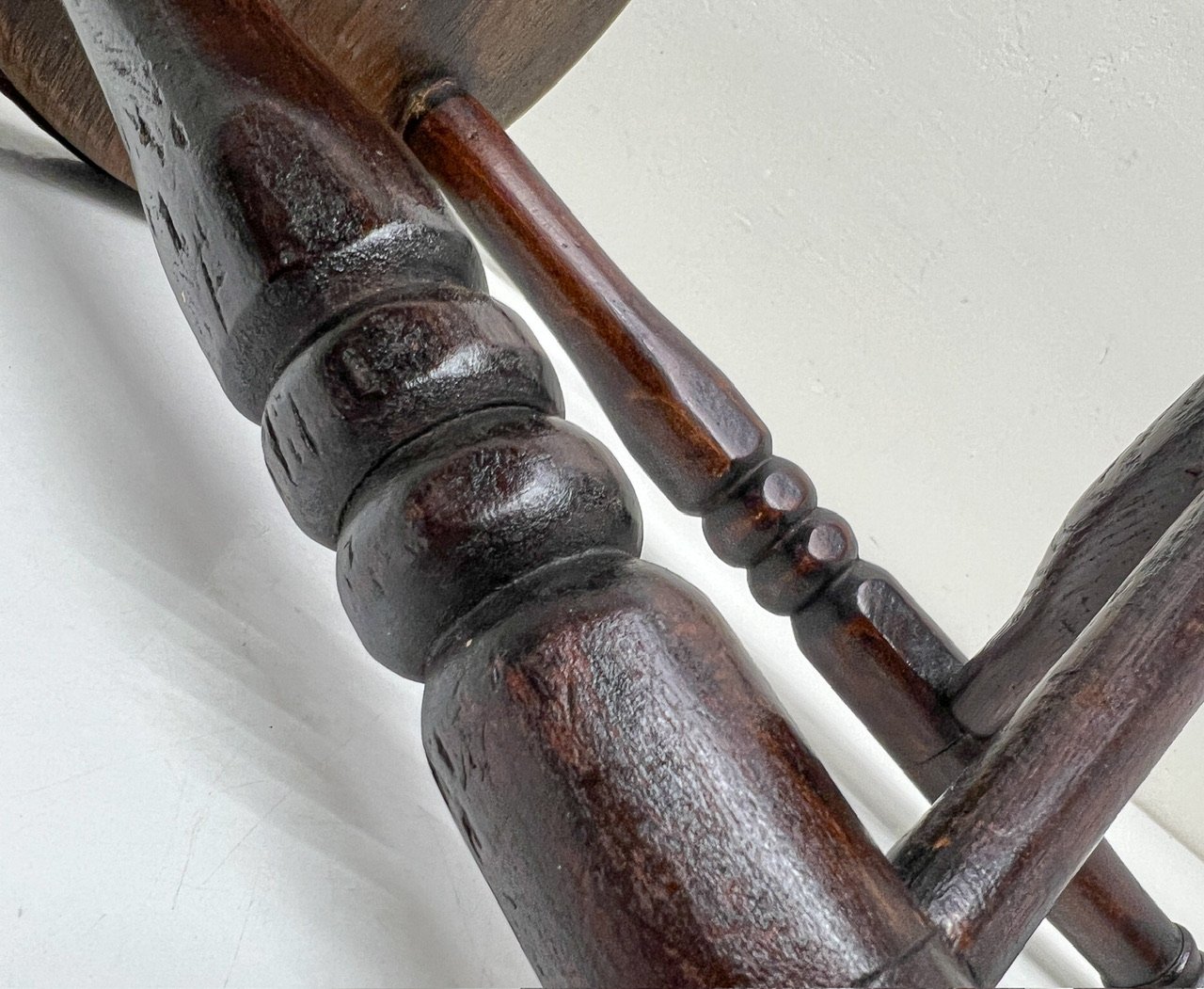 Early Rustic English Victorian Elm Wood Stool, 1900s for sale at Pamono