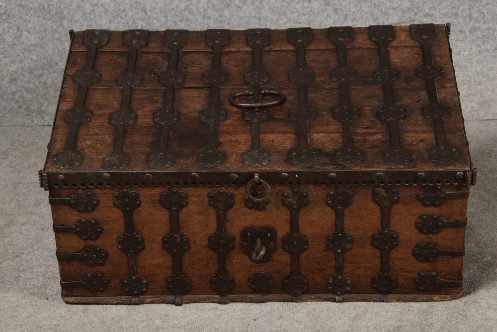 Small Antique Gothic Chest with Iron Bands, 1500 for sale at Pamono