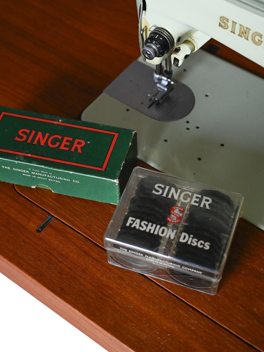 Desk with Singer Sewing Machine, 1960s for sale at Pamono