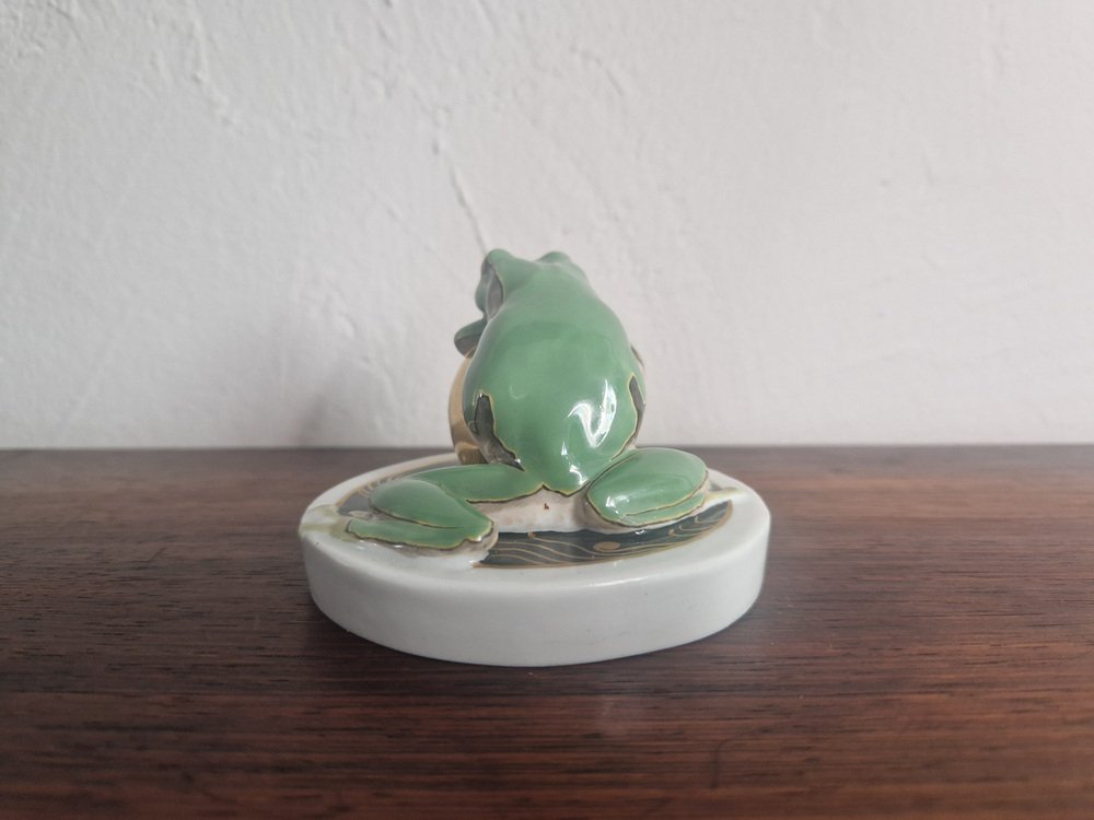 Sitzender Frosch aus Porzellan auf einer goldenen Kugel von Rudolf ...
