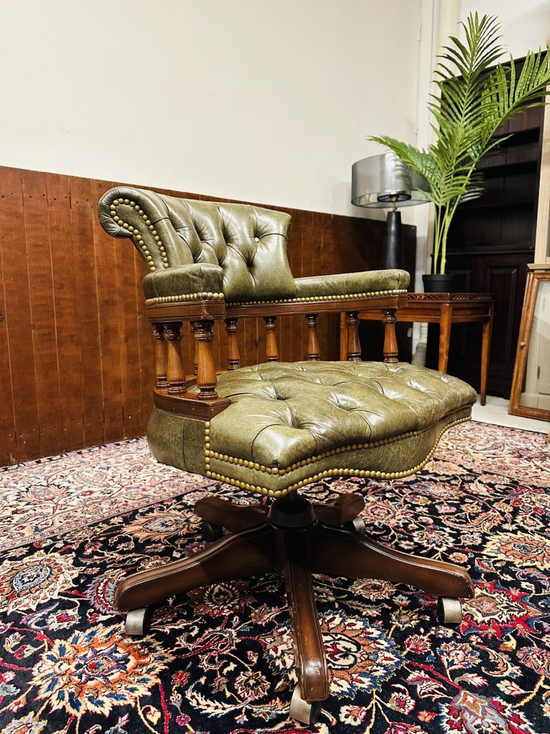 Englischer klassischer Chesterfield Captain Chair bei Pamono kaufen