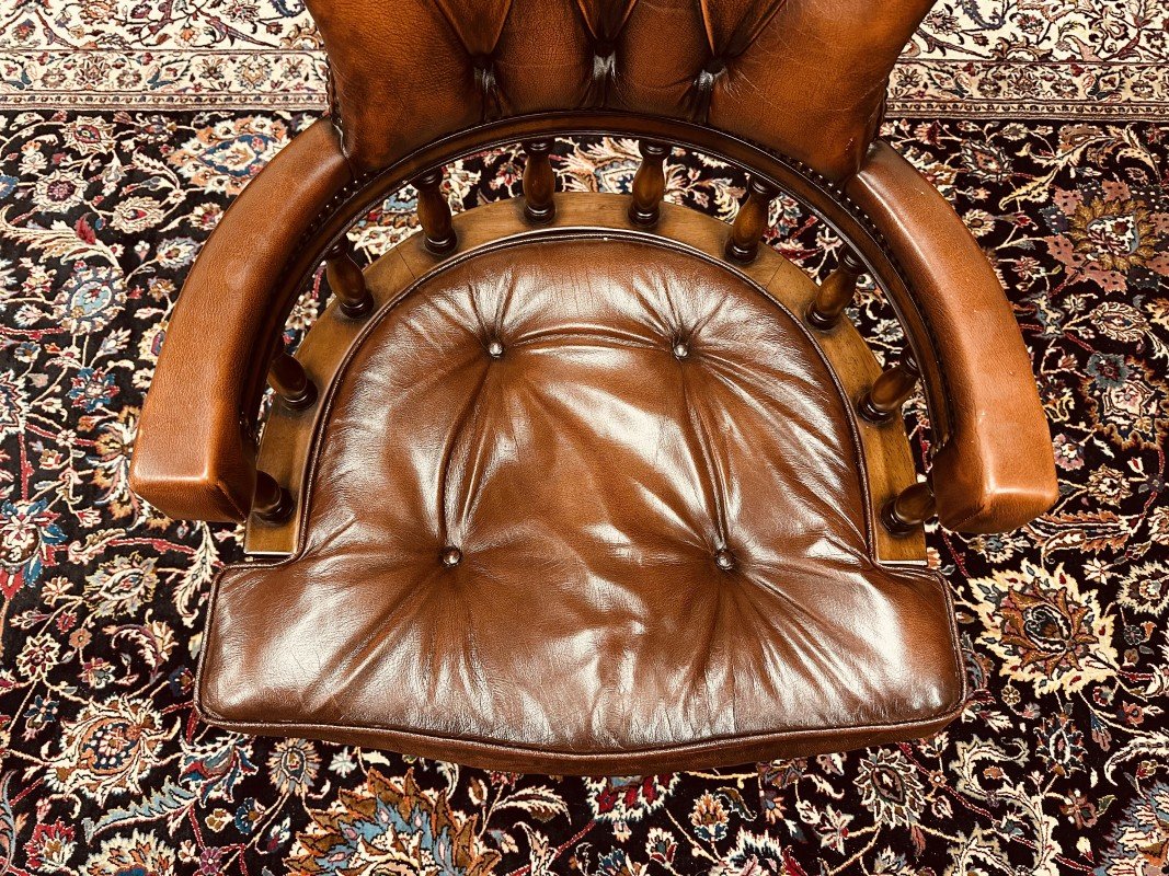 Englischer klassischer Chesterfield Captain Chair bei Pamono kaufen
