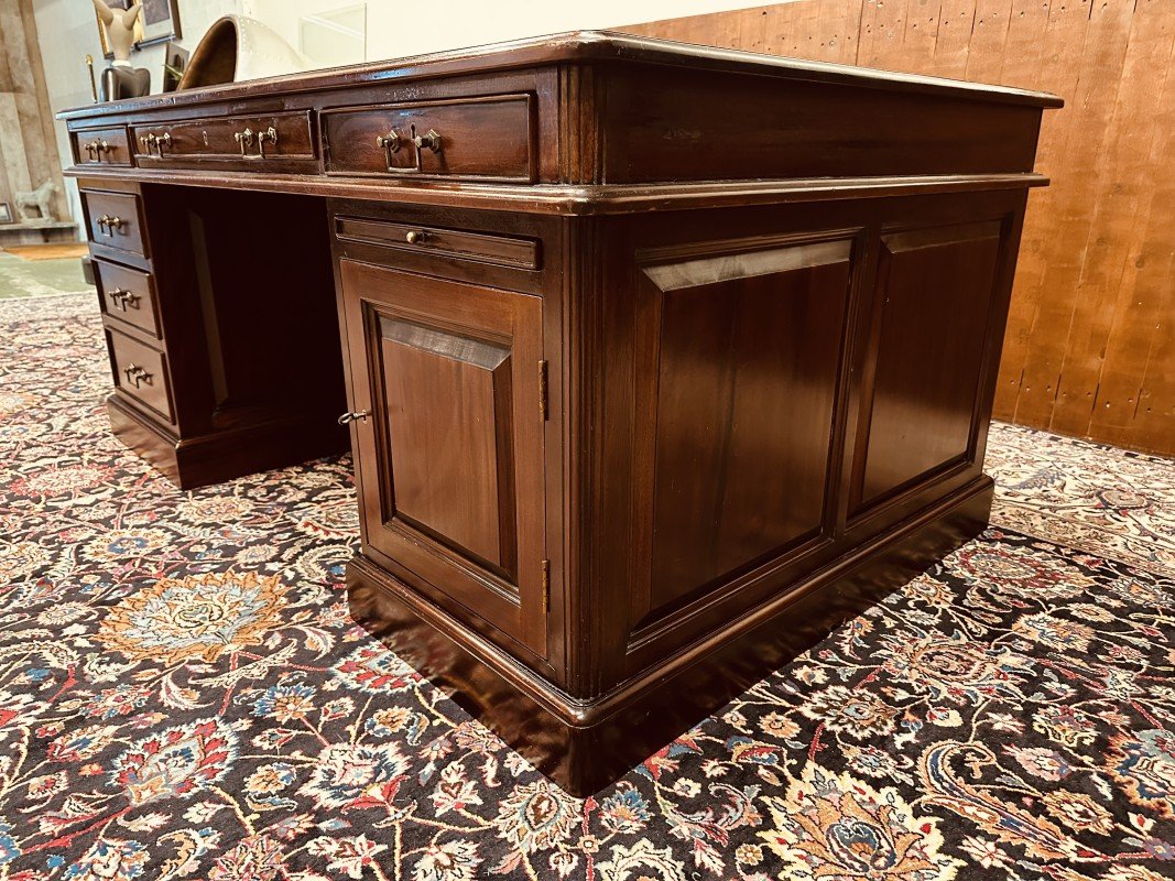 Large English Classic Desk for sale at Pamono