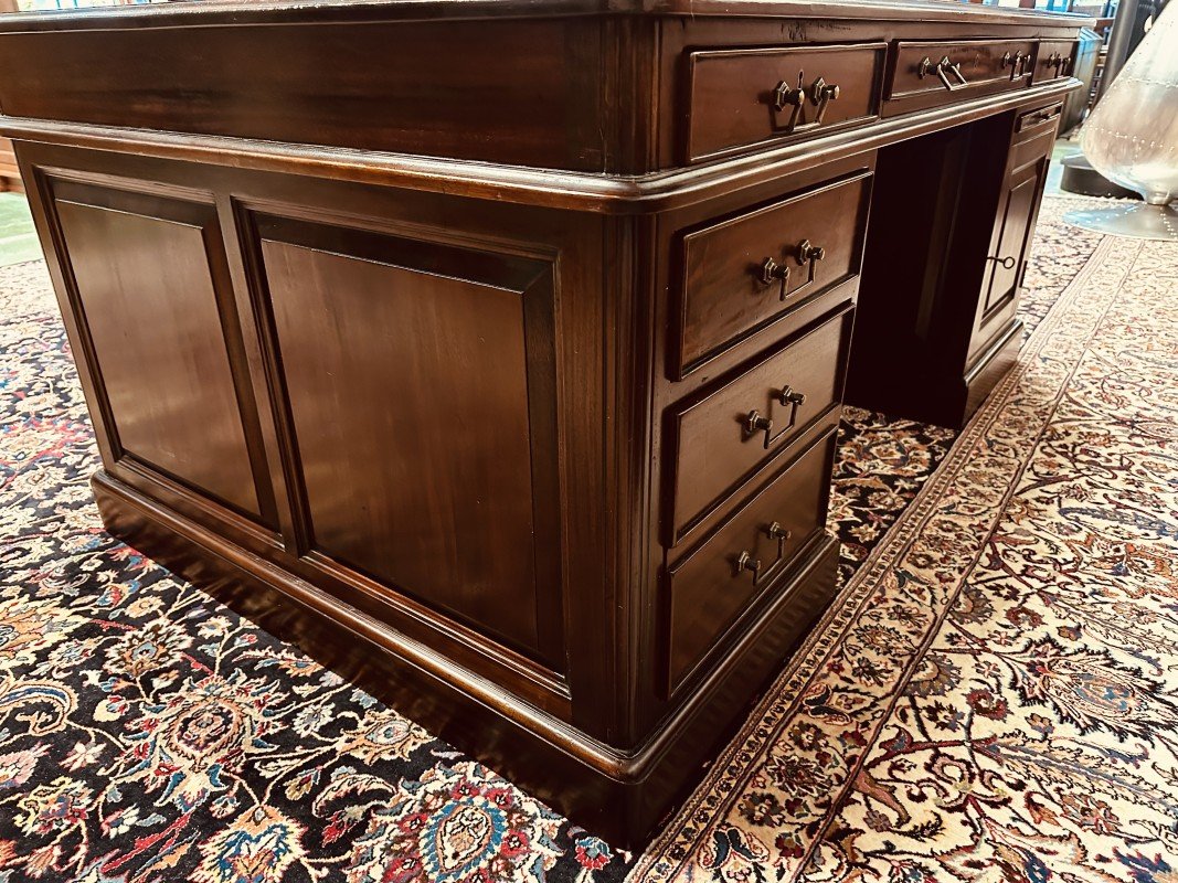 Large English Classic Desk for sale at Pamono