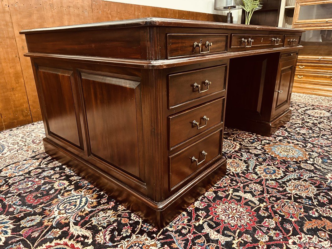 Large English Classic Desk for sale at Pamono