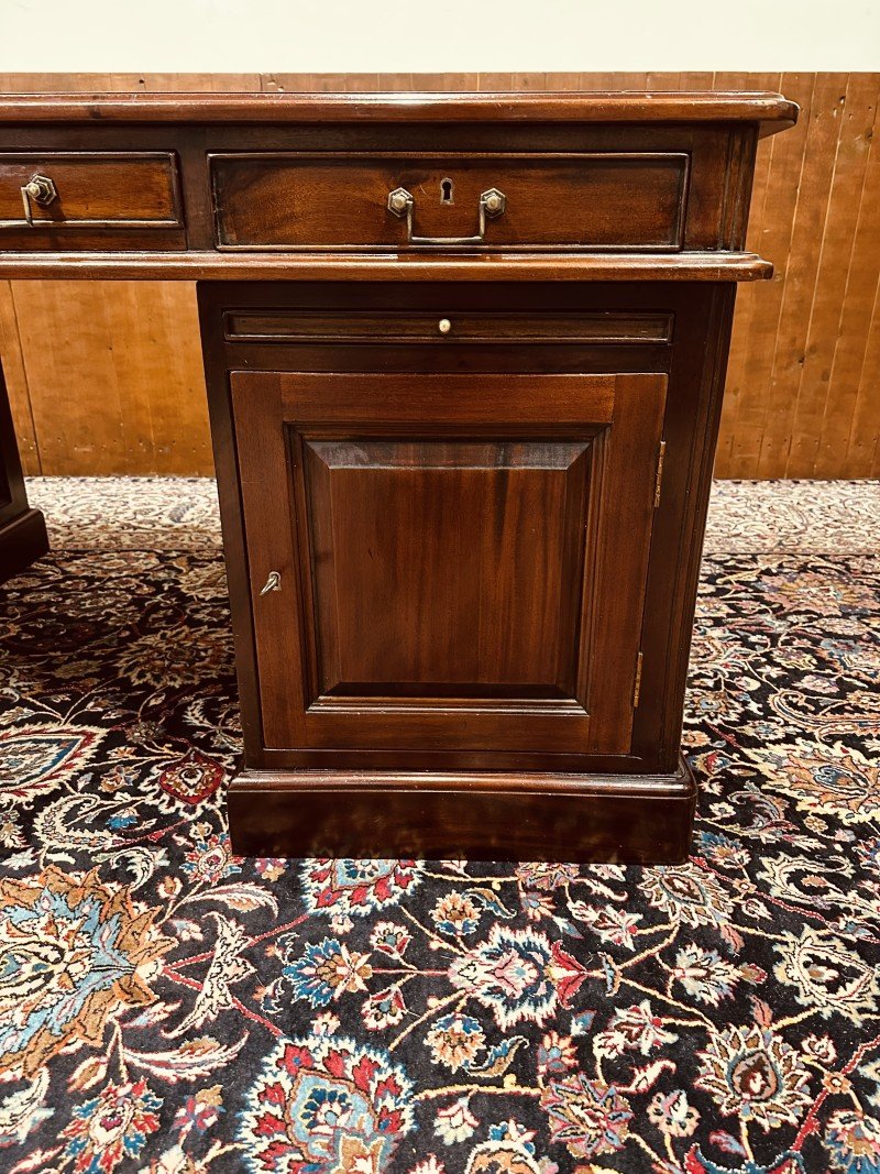 Large English Classic Desk for sale at Pamono