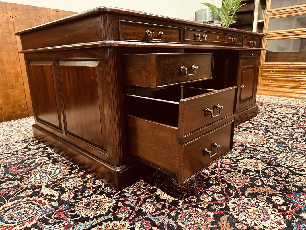 Large English Classic Desk for sale at Pamono