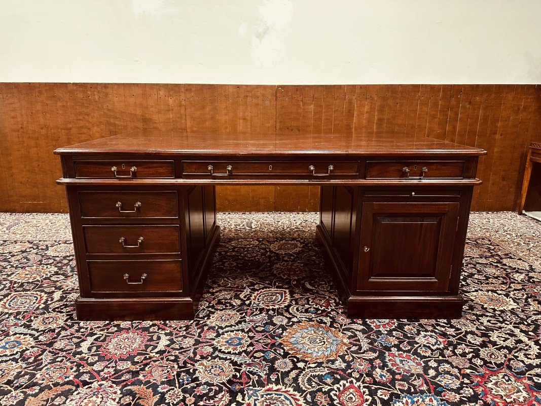 Large English Classic Desk for sale at Pamono