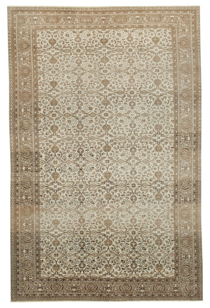 Vintage Turkish Beige Rug for sale at Pamono