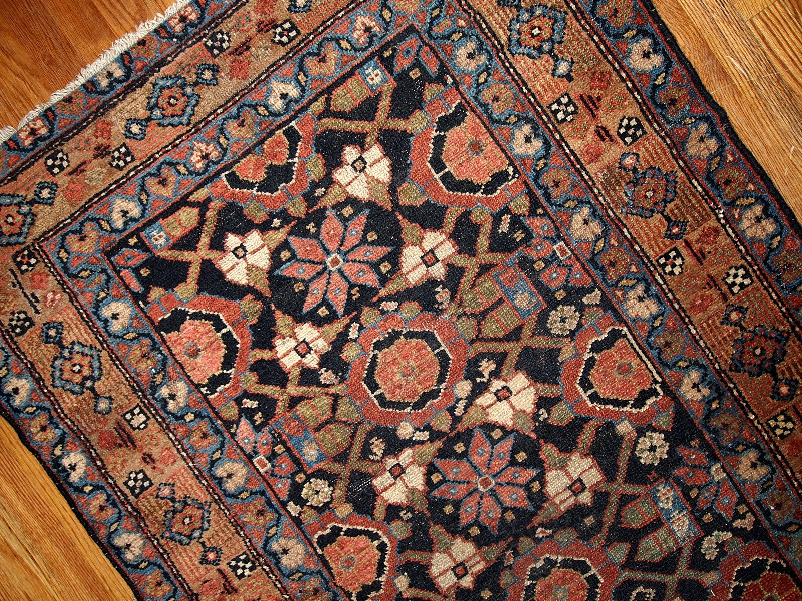 Antique Middle Eastern Rug for sale at Pamono