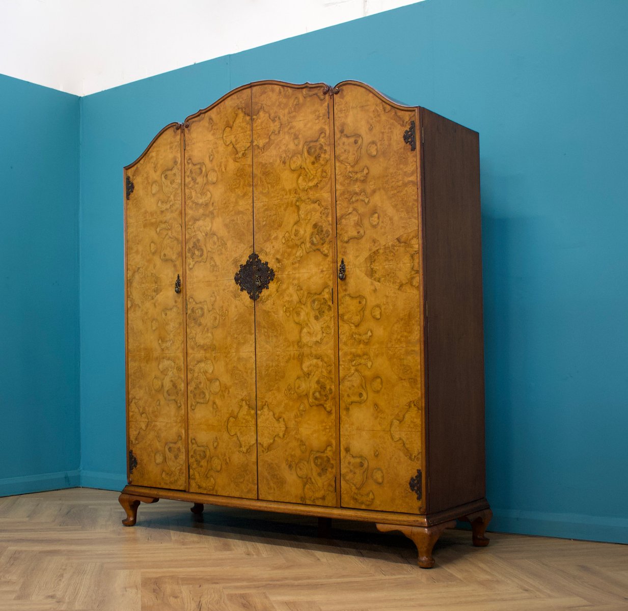 Vintage British Burr Walnut Wardrobe, 1930s for sale at Pamono