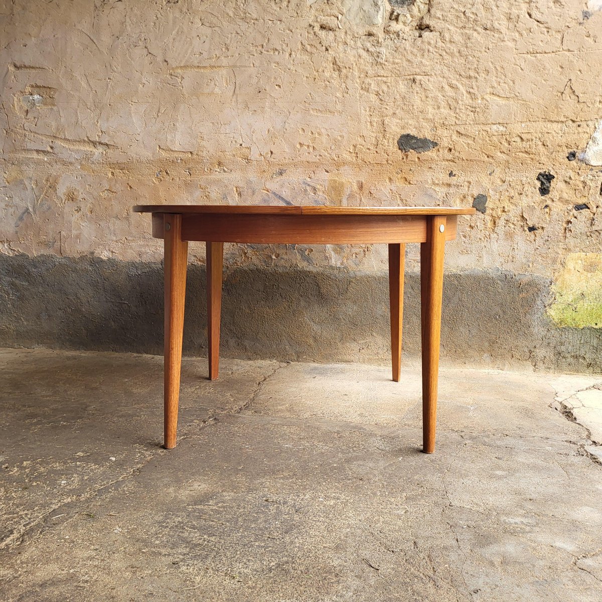 Scandinavian Round Extendable Table in Teak, 1960s for sale at Pamono