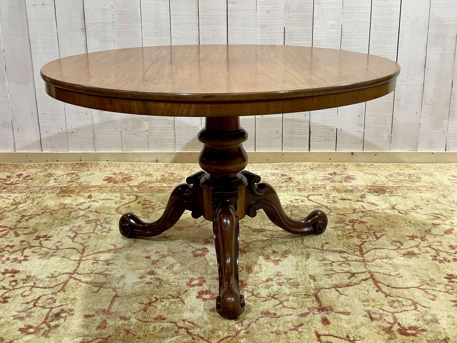 Antique Victorian Round Table in Mahogany for sale at Pamono