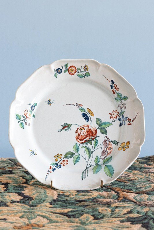 Italian Faience Rose Plates, 18th Century, Set of 2 for sale at Pamono