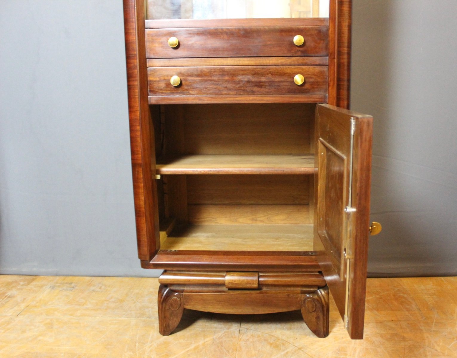 Art Deco Walnut Showcase, 1940s for sale at Pamono