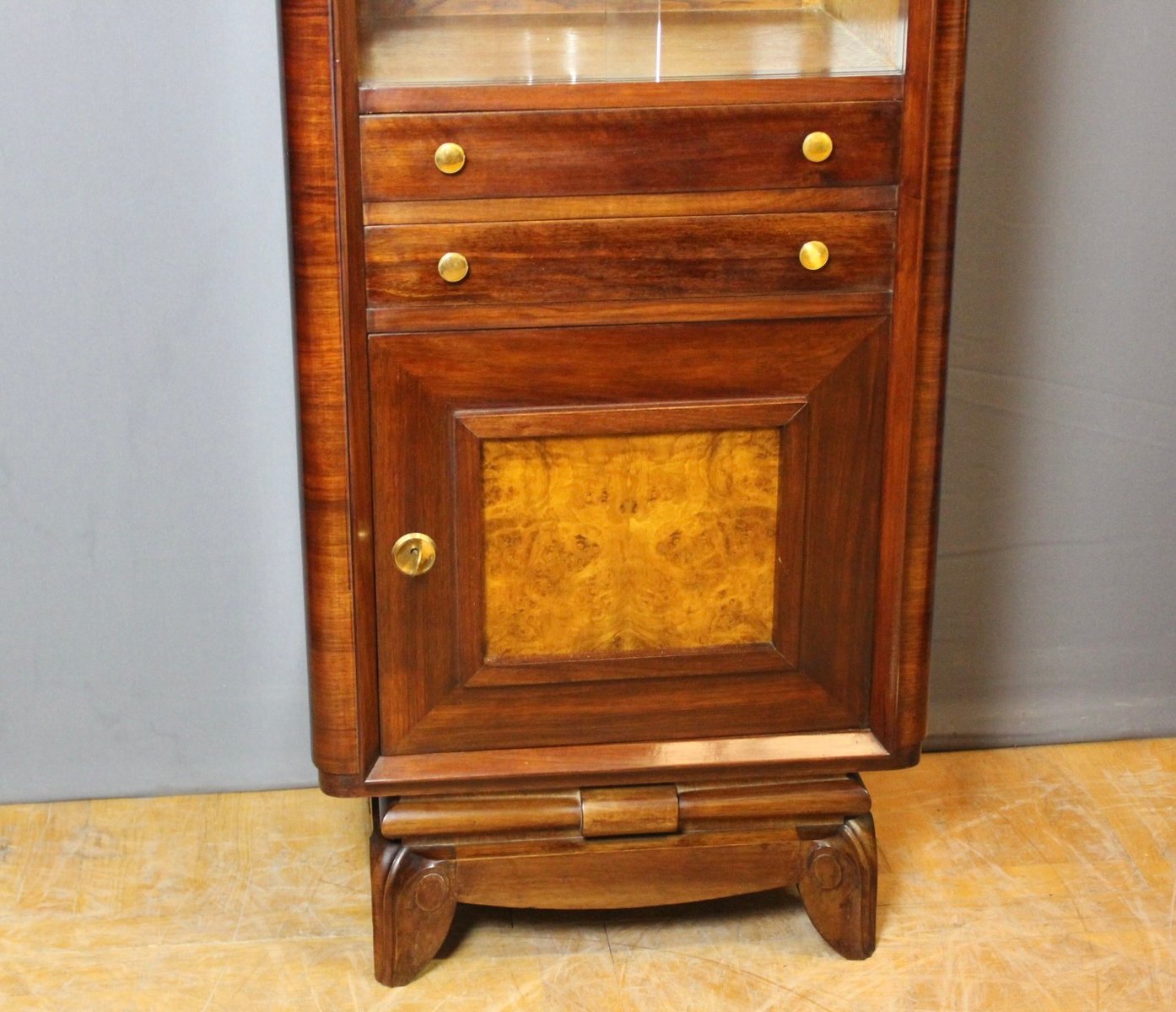 Art Deco Walnut Showcase, 1940s for sale at Pamono