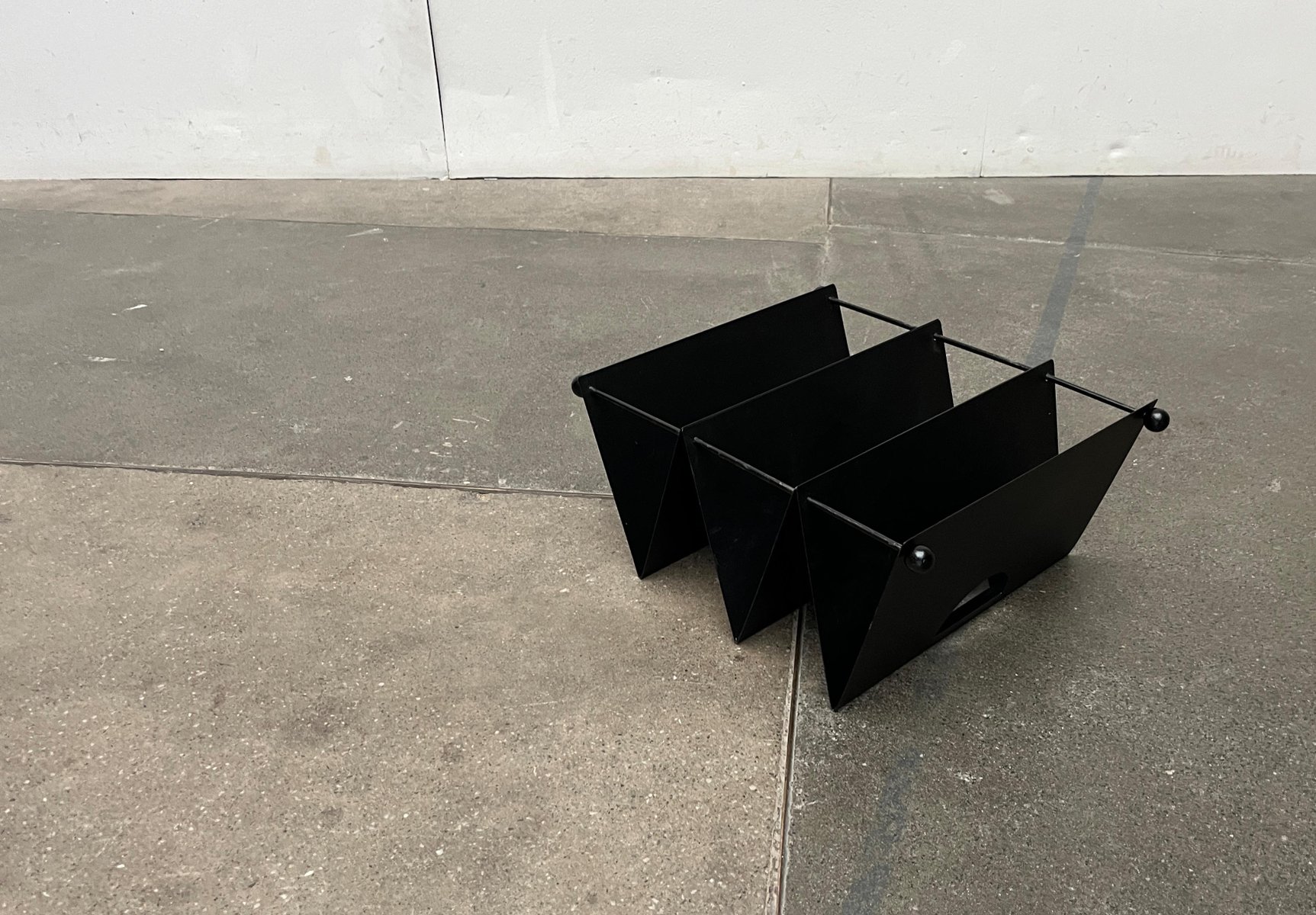 Postmodern Italian Metal Magazine Rack Holder, 1980s for sale at Pamono