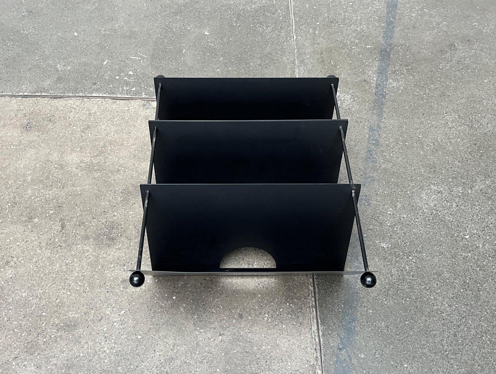 Postmodern Italian Metal Magazine Rack Holder, 1980s for sale at Pamono