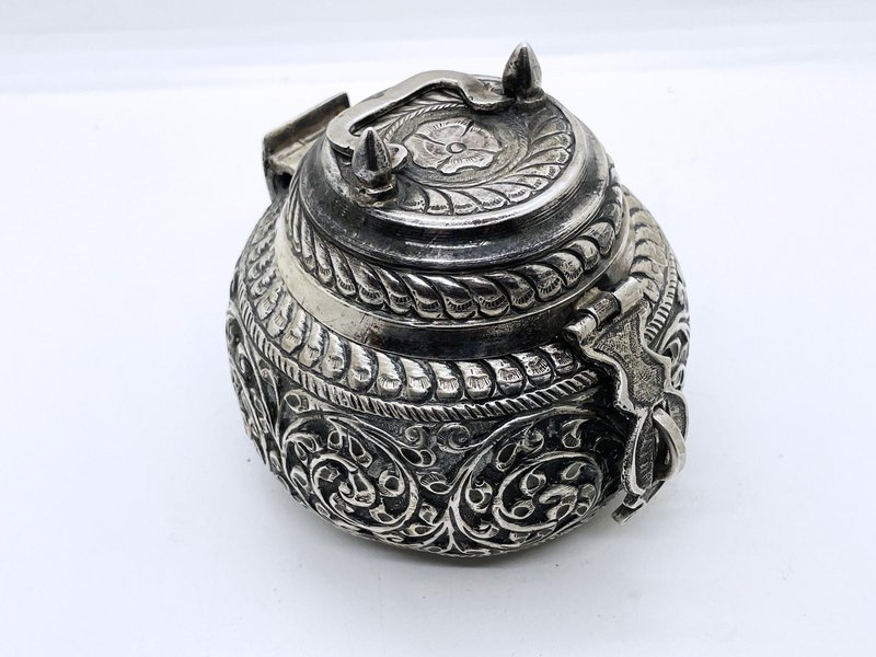 Late 19th Century Antique Indian Silver Paan Dan Betel Box for sale at ...