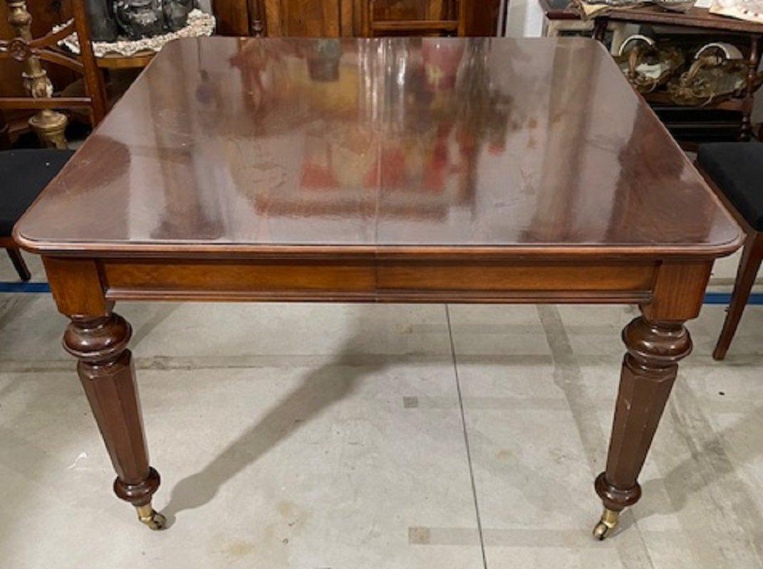Antique English Victorian Extendable Table in Mahogany for sale at Pamono