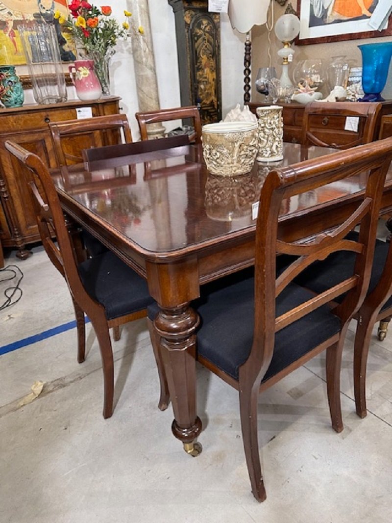 Antique English Victorian Extendable Table in Mahogany for sale at Pamono