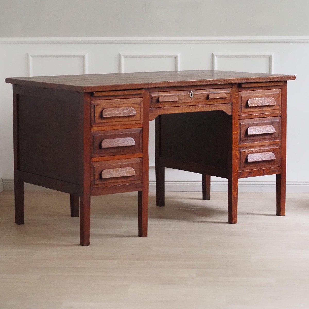 Freestanding American Oak Desk, 1940s for sale at Pamono