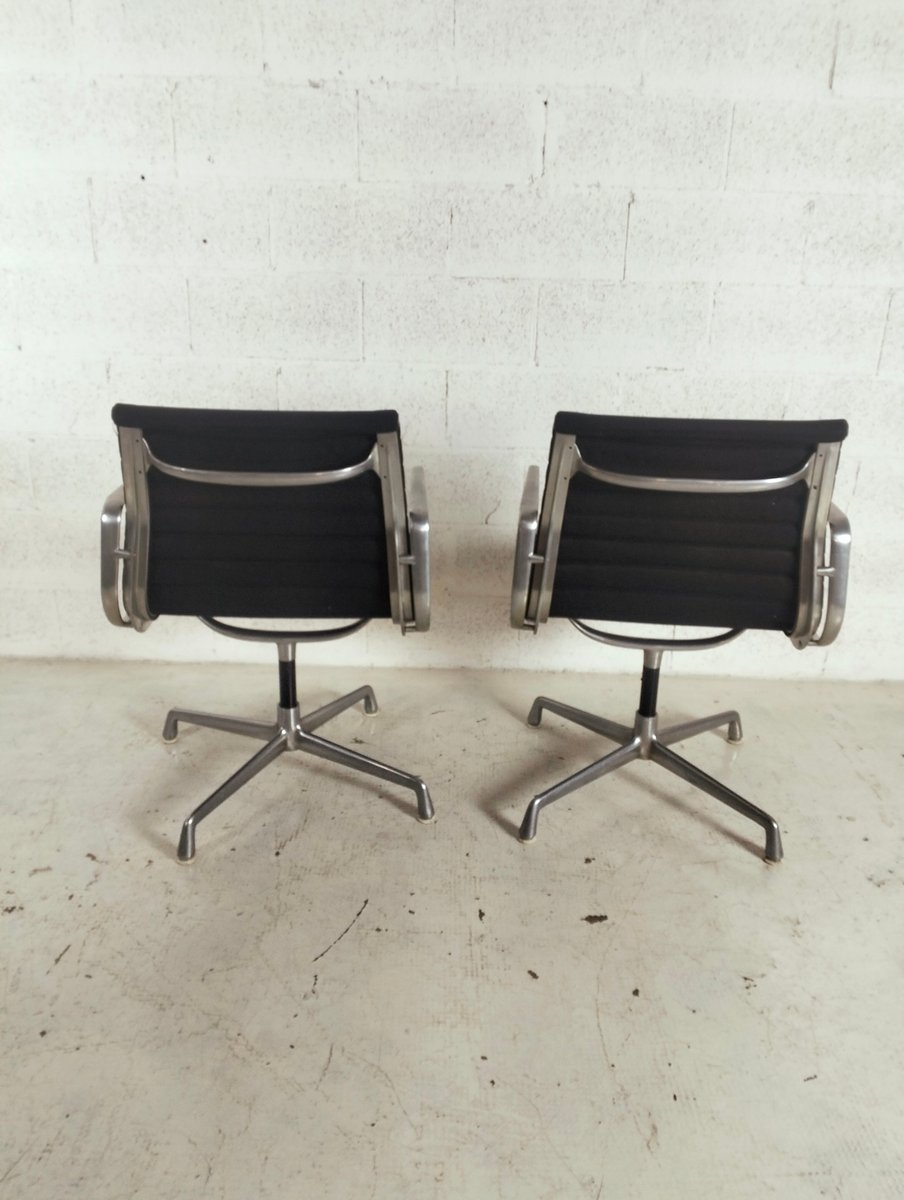 Sedie EA108 in alluminio attribuite a Charles & Ray Eames per ICF, anni ...