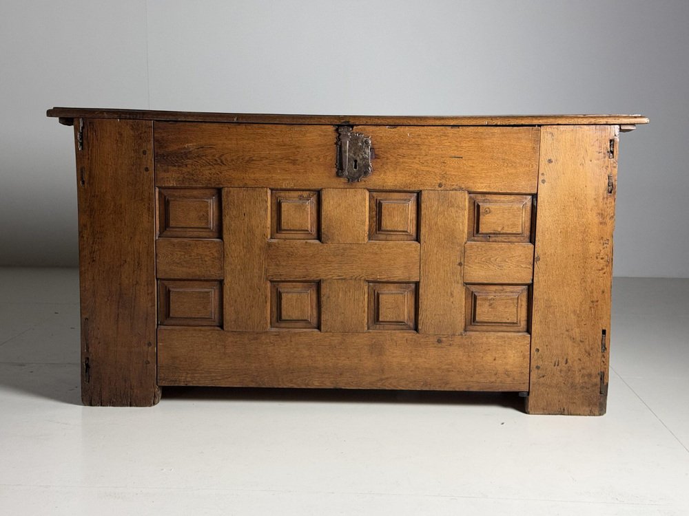 Spanish Chest, 18th Century for sale at Pamono