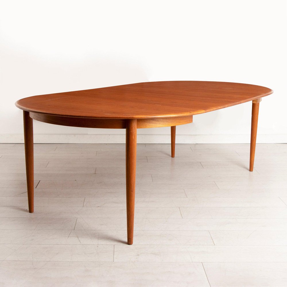 Mid-Century Danish Round Extendable Dining Table in Teak for sale at Pamono