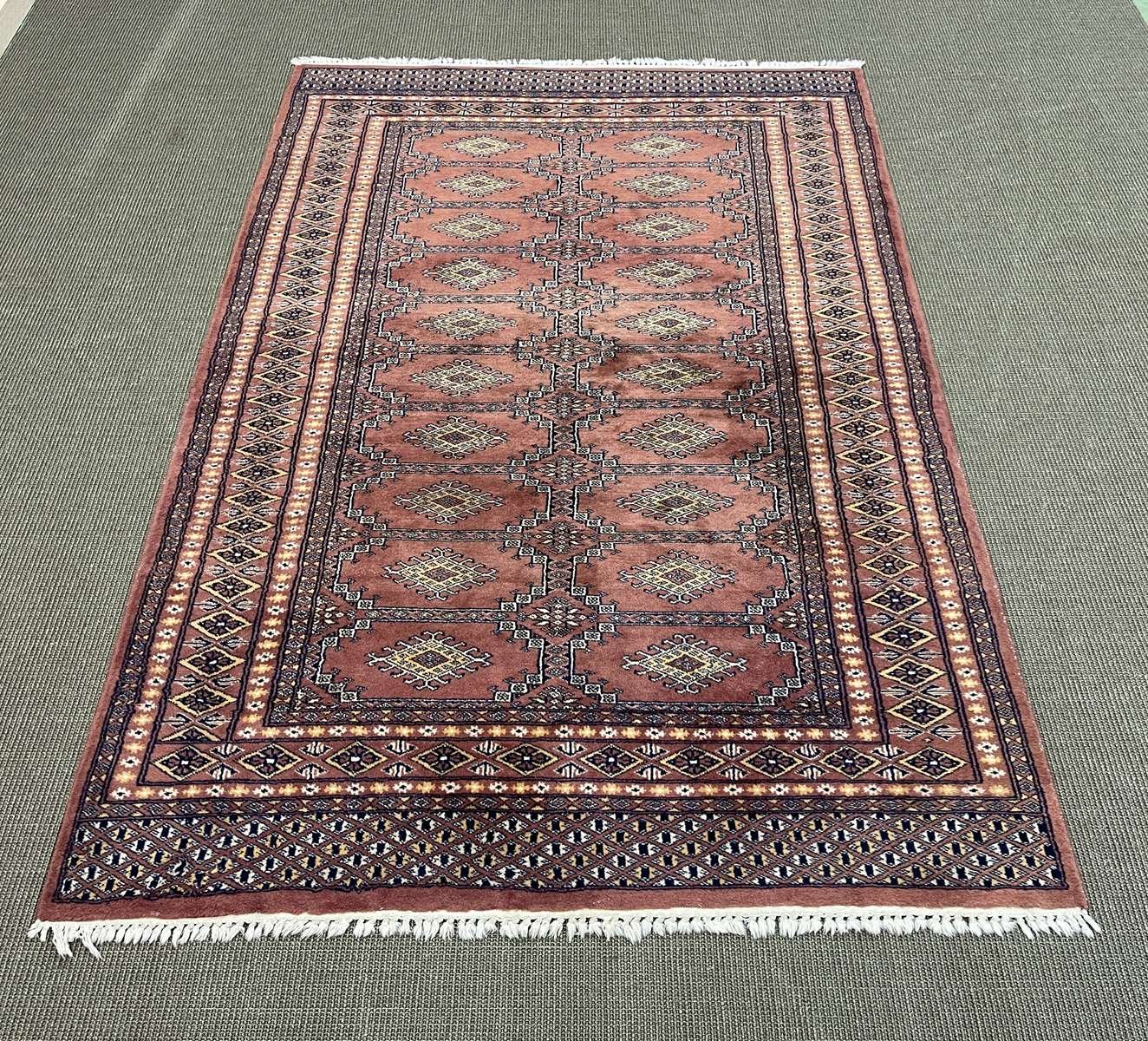 Handmade Pakistani Wool Rug for sale at Pamono