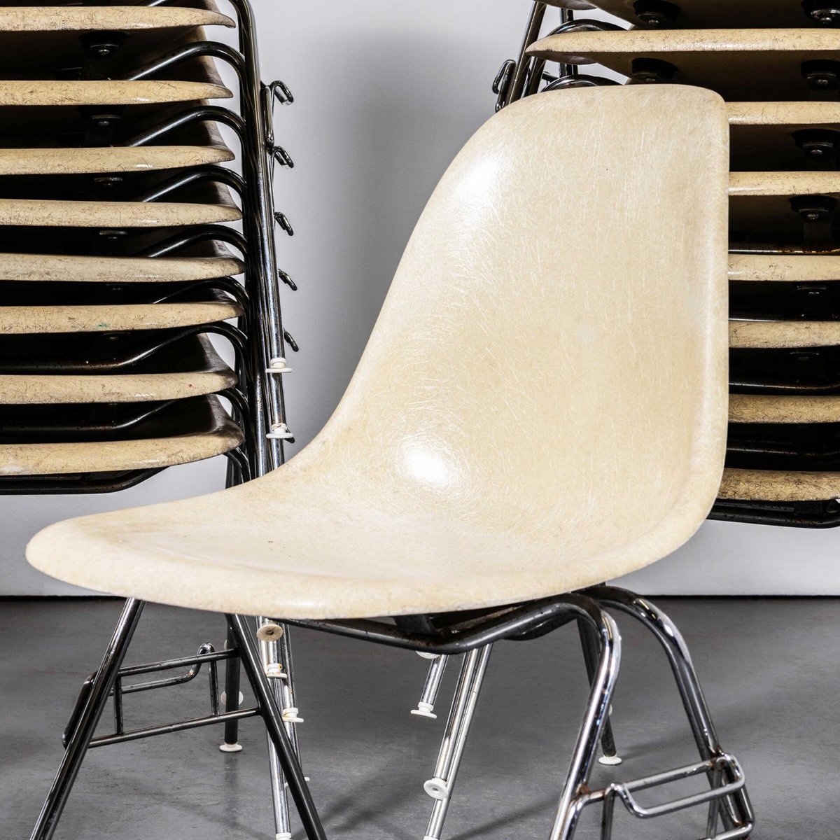 DSS Stacking Off White Fibreglass Dining Chair, 1960s for sale at Pamono