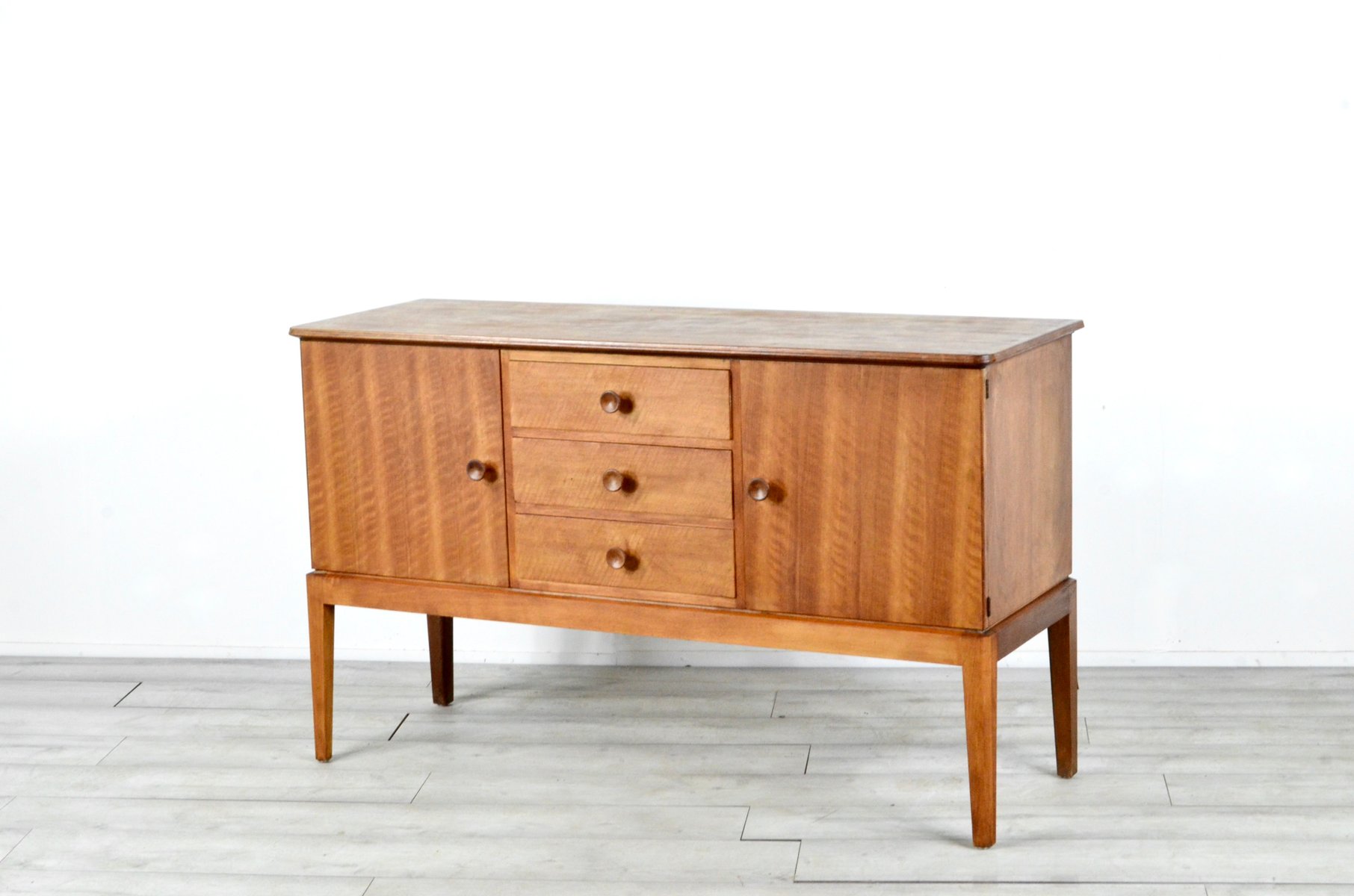 Nussholz Sideboard von Gordon Russell, 1960er bei Pamono kaufen