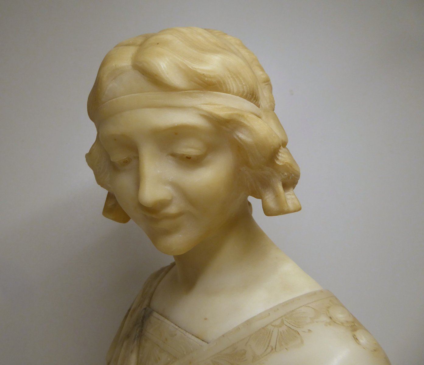 Antique Art Nouveau Carved Alabaster Bust, 1920s for sale at Pamono