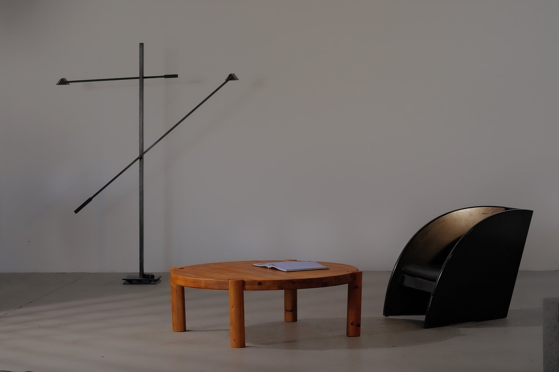 Round Coffee Table in Pine, 1980 for sale at Pamono