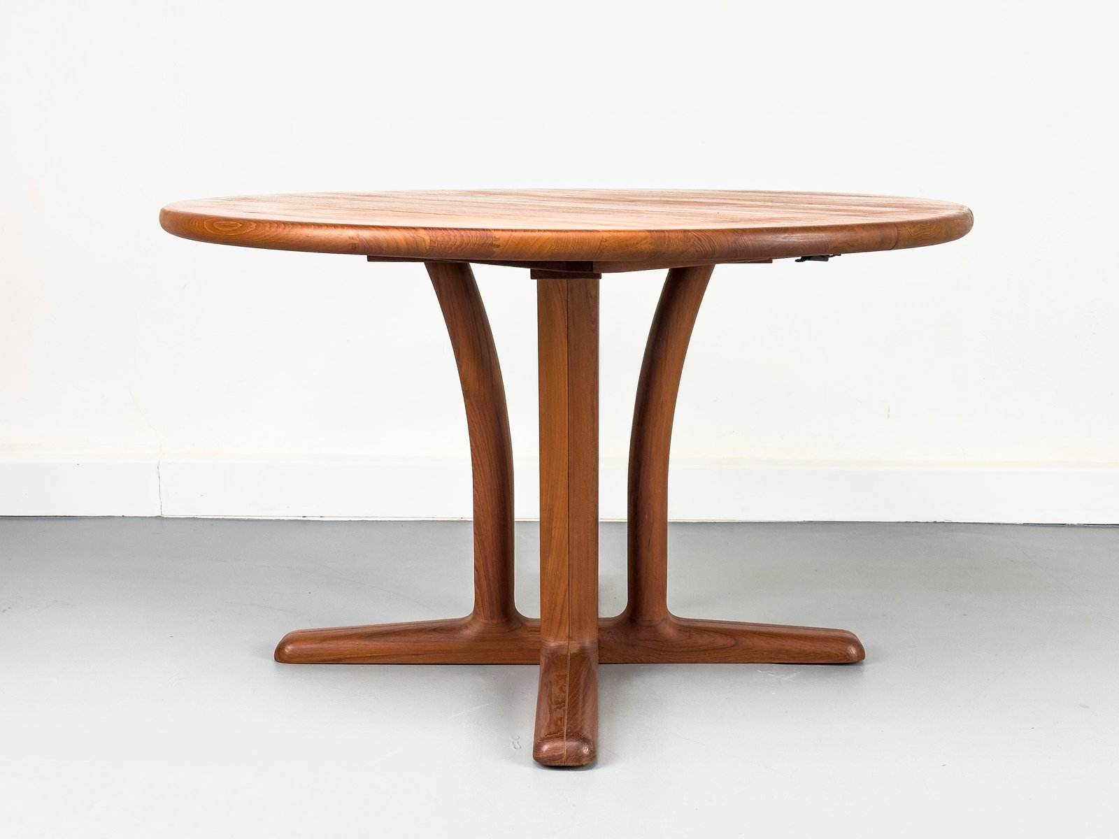 Round Teak Dining Table from Dyrlund, 1970s for sale at Pamono