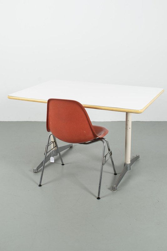 Eames Table from Herman Miller for sale at Pamono