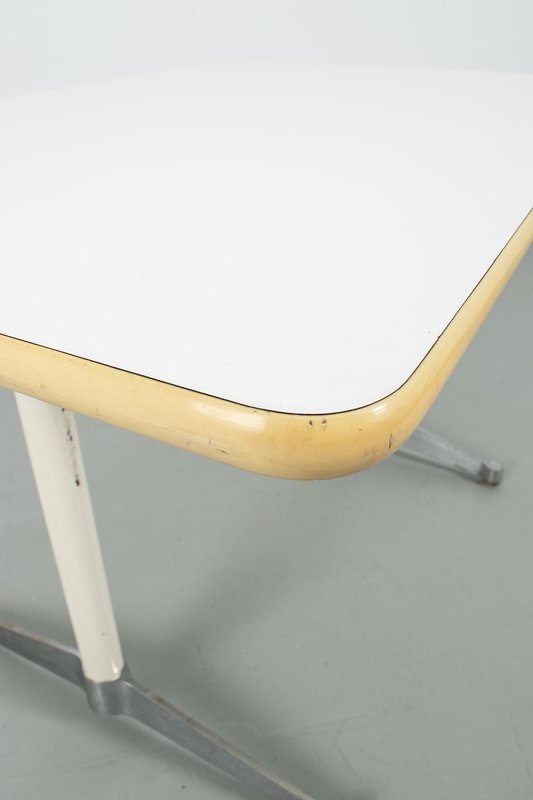 Eames Table from Herman Miller for sale at Pamono