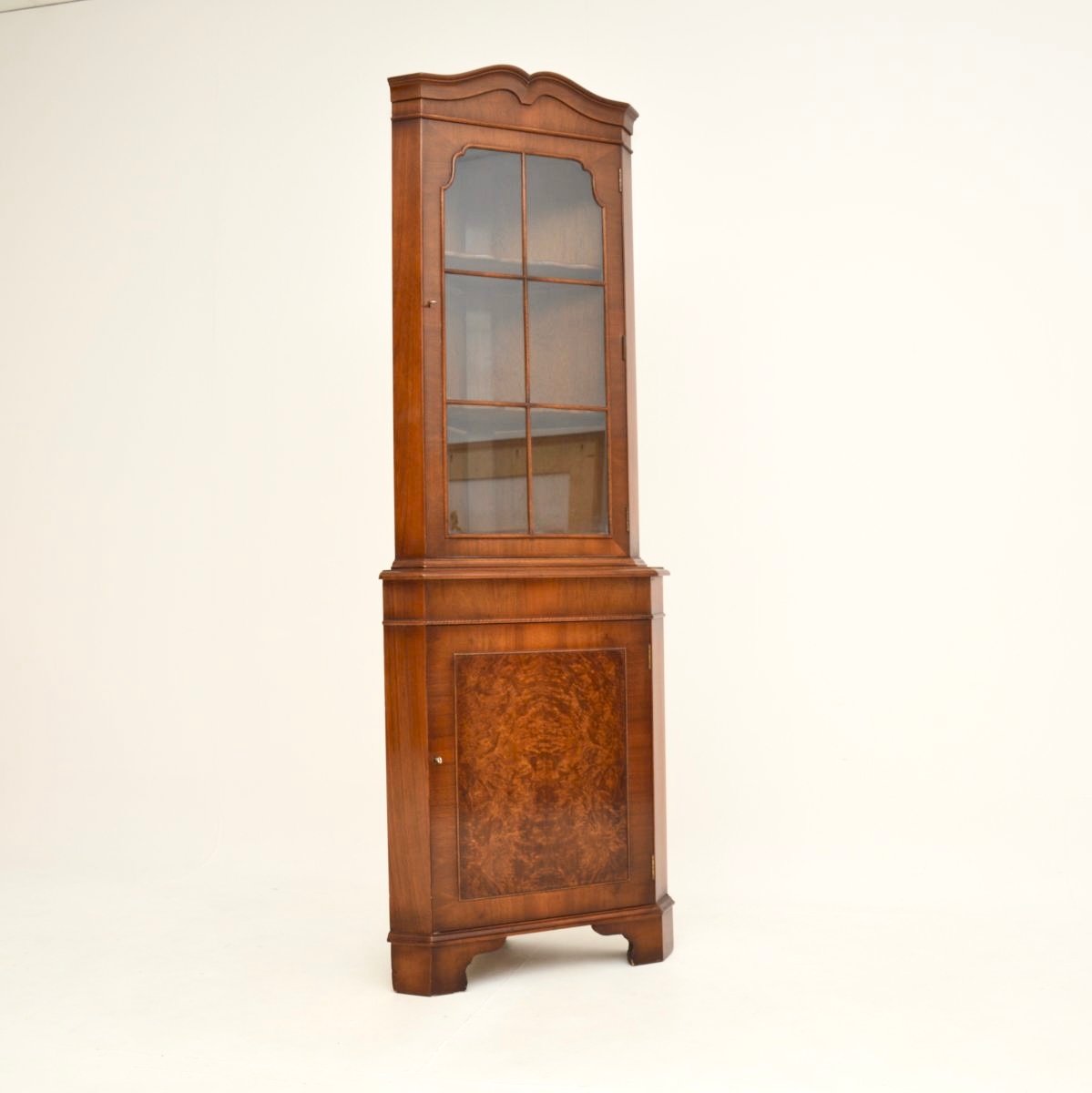 Vintage Georgian Style Burr Walnut Corner Cabinet, 1950s for sale at Pamono