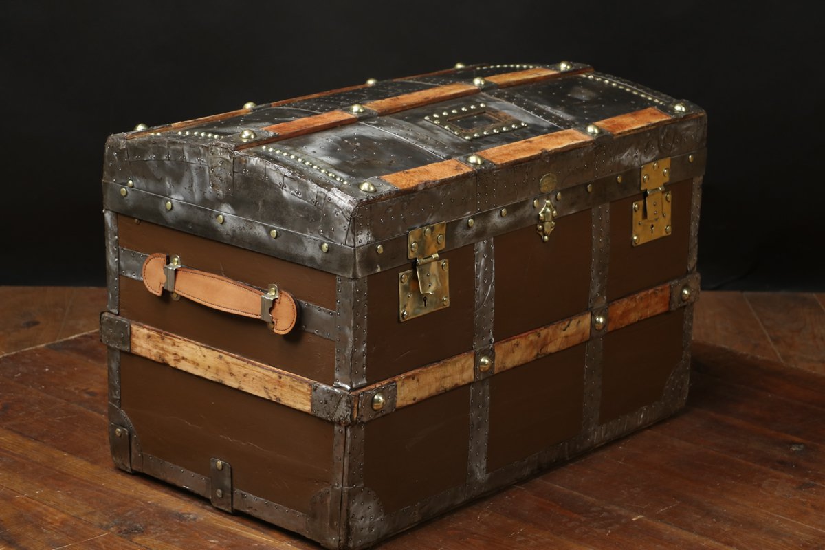 Belgian Curved Trunk from Delvaux, 1920s for sale at Pamono