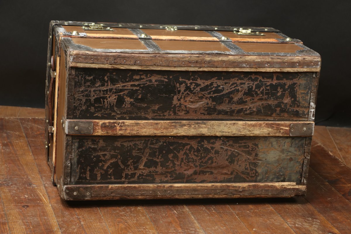 Belgian Curved Trunk from Delvaux, 1920s for sale at Pamono