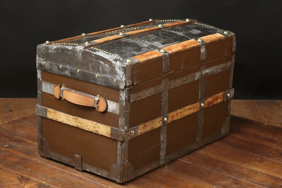 Belgian Curved Trunk from Delvaux, 1920s for sale at Pamono
