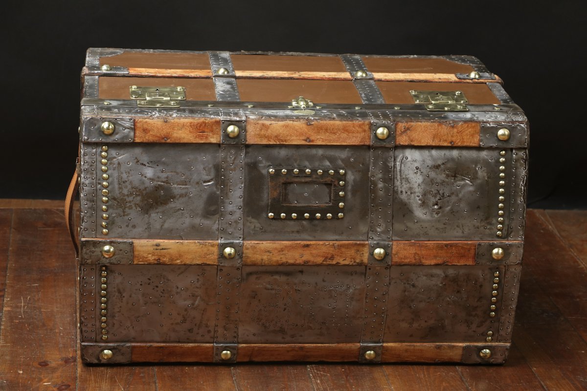 Belgian Curved Trunk from Delvaux, 1920s for sale at Pamono