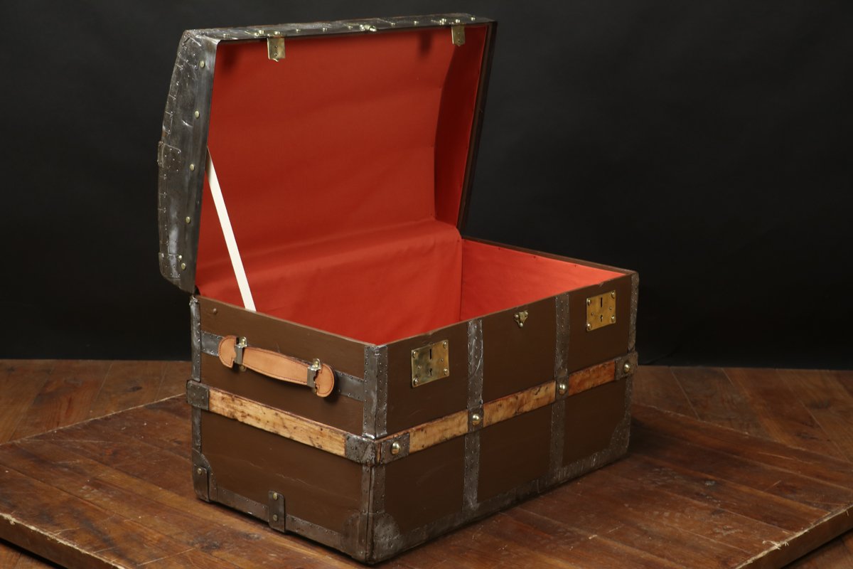 Belgian Curved Trunk from Delvaux, 1920s for sale at Pamono