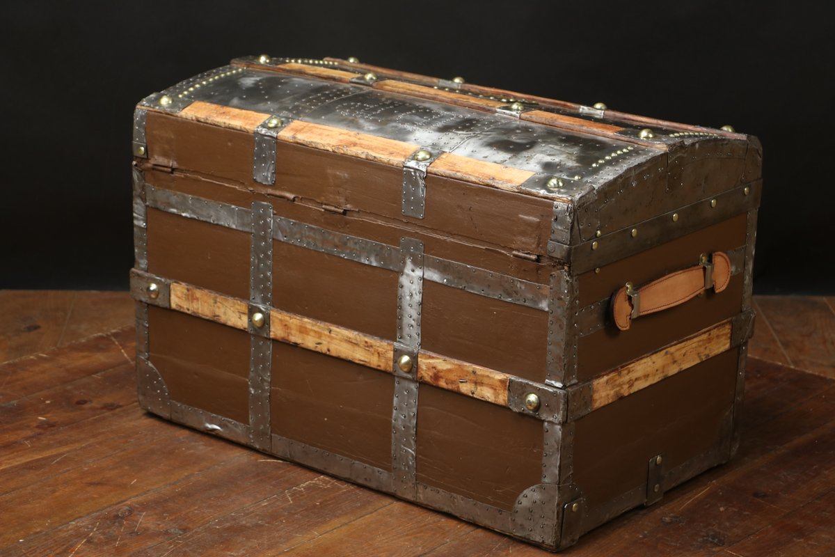 Belgian Curved Trunk from Delvaux, 1920s for sale at Pamono