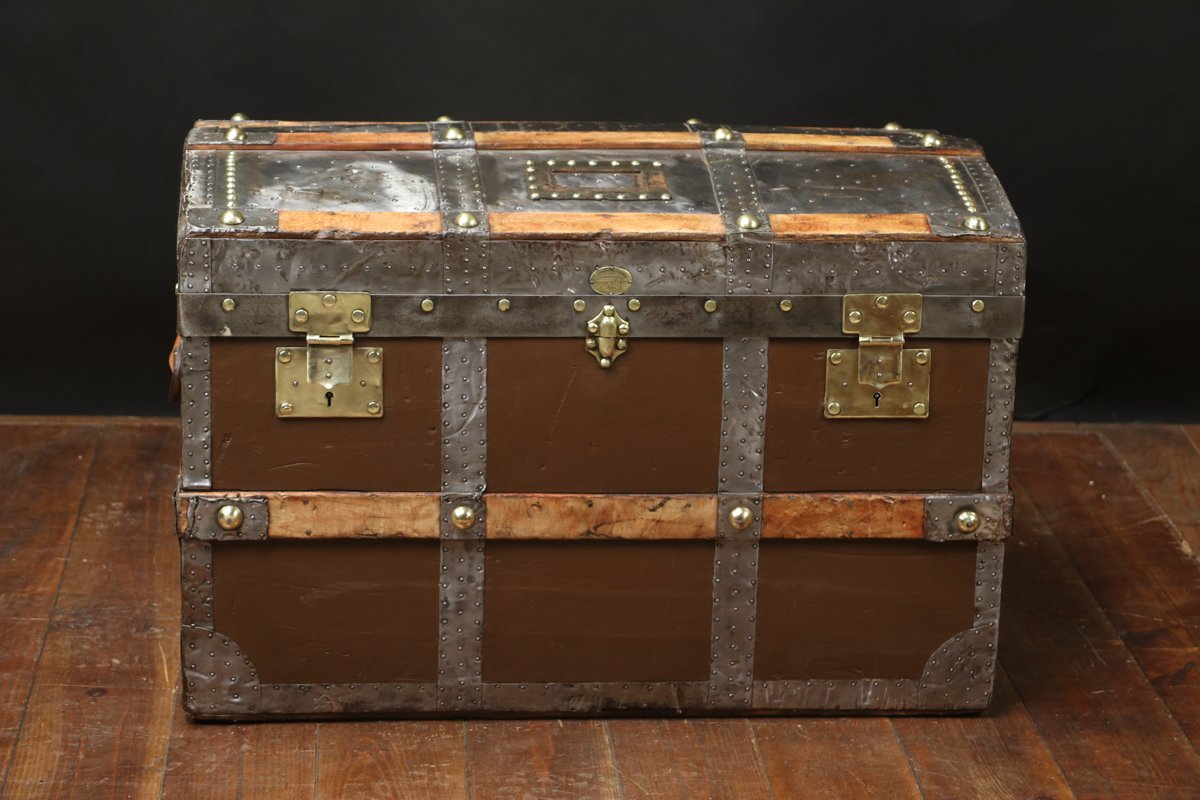 Belgian Curved Trunk from Delvaux, 1920s for sale at Pamono