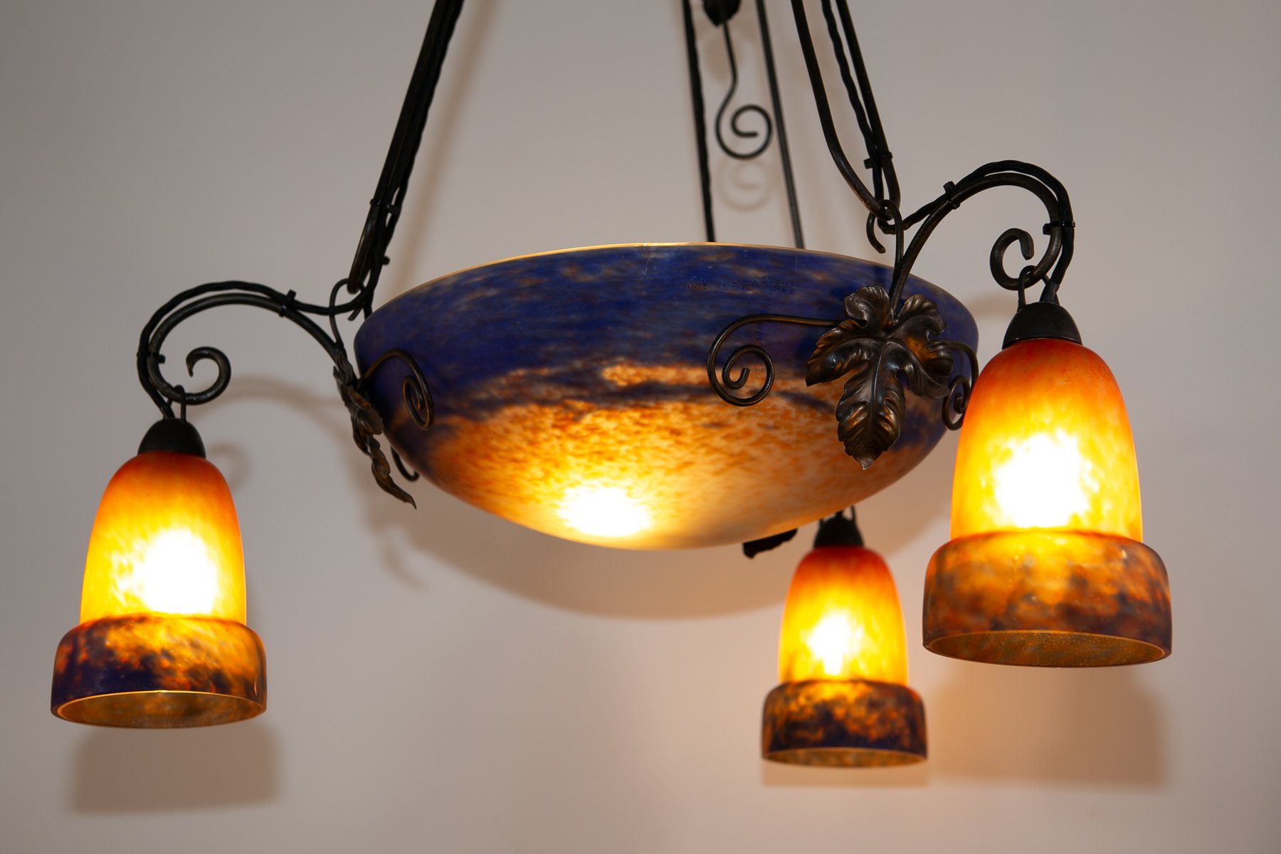 Lampada Art Déco in ferro battuto e Pate de Verre di GV Croismare per ...