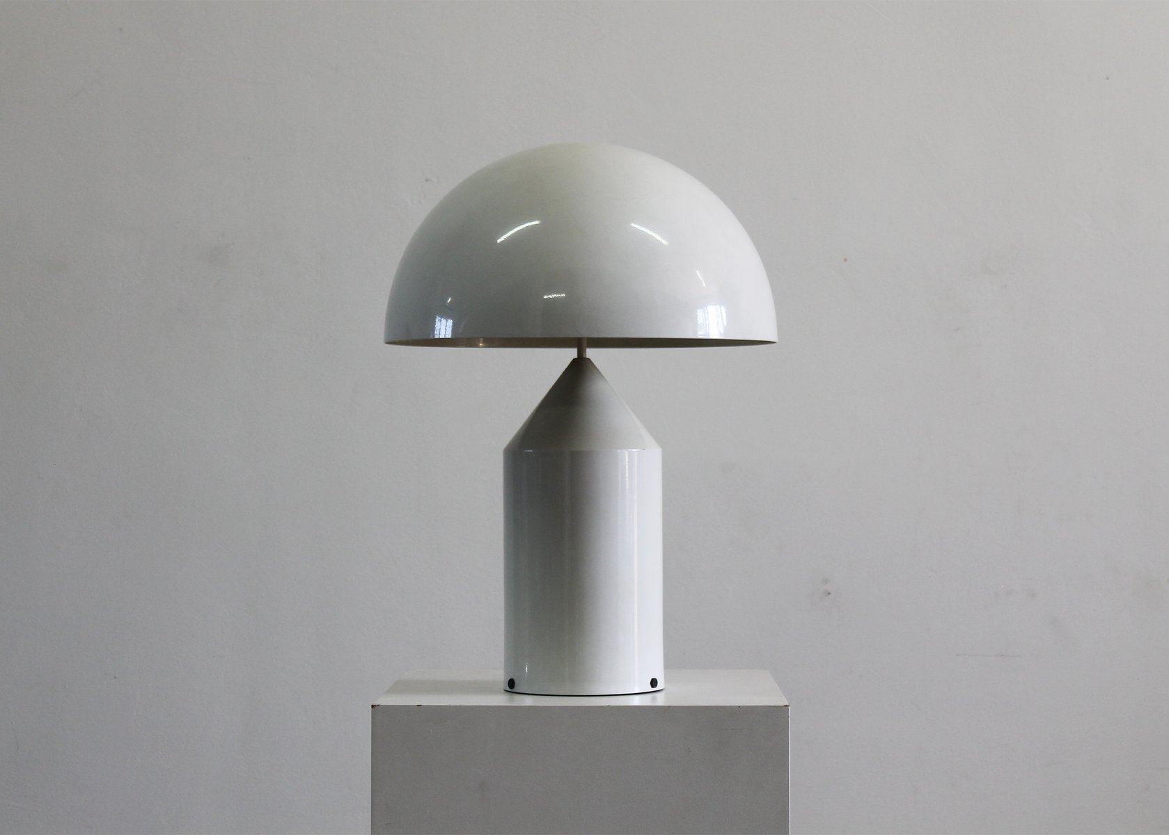 Atollo Table Lamp in White Lacquered Metal by Vico Magistretti for Oluce, 1970s for sale at Pamono