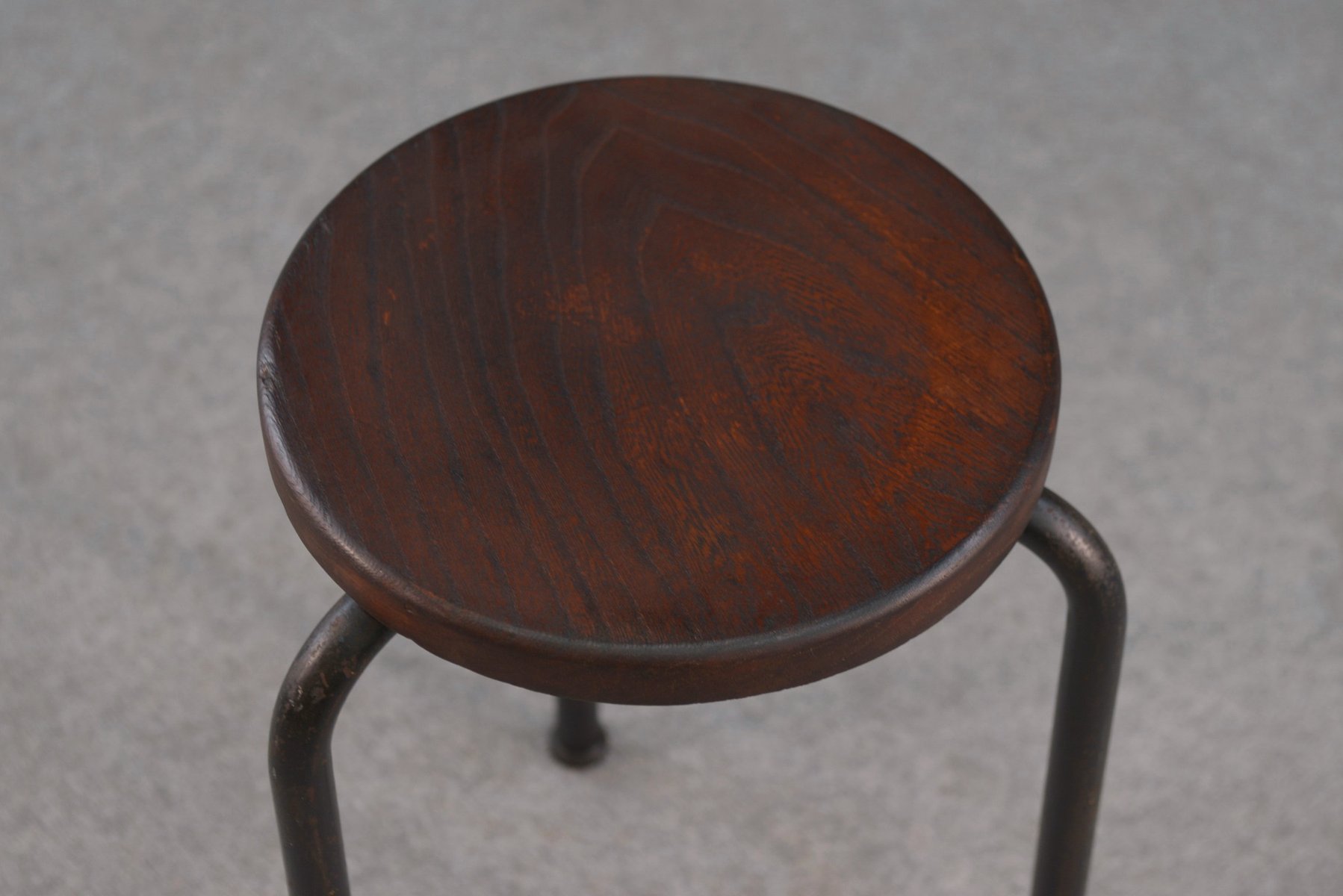 Hocker aus Stahlrohr und Sitz aus Ulmenholz, Jean Prouvé zugeschrieben ...