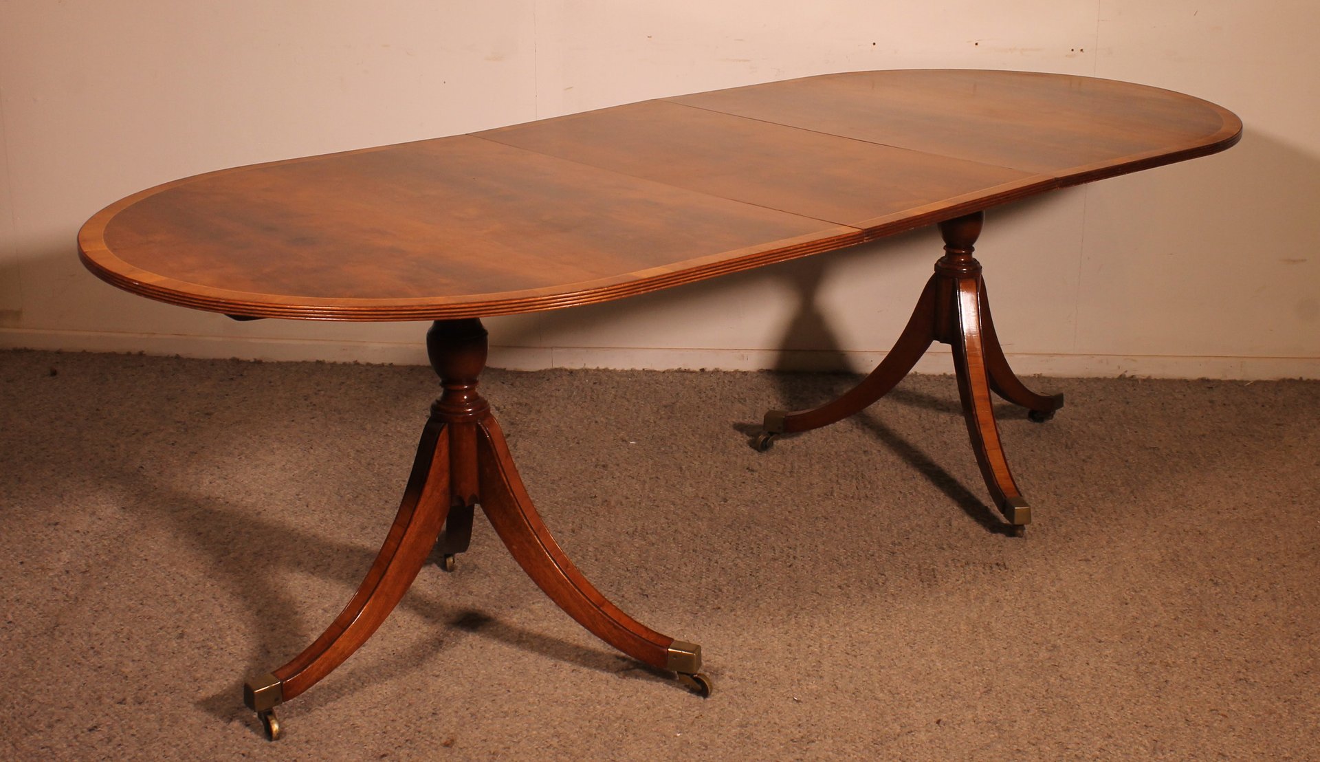 Pedestal Dining Table in Yew Wood and Mahogany for sale at Pamono