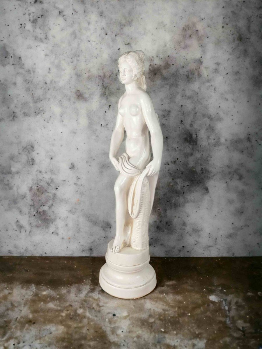 Statue of Venus Bathing for sale at Pamono